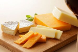 犬に与えてもOKな人間用チーズ一覧｜塩分の量に注意！【獣医師監修】 | INUNAVI（いぬなび）