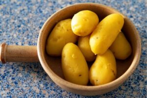 【獣医師監修】犬はじゃがいもを食べても大丈夫！与え方や注意点を解説 | INUNAVI（いぬなび）