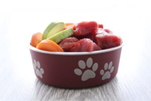 【獣医師監修】犬はレバーを食べても大丈夫！1日に食べられる量や注意点、おすすめおやつ | INUNAVI（いぬなび）